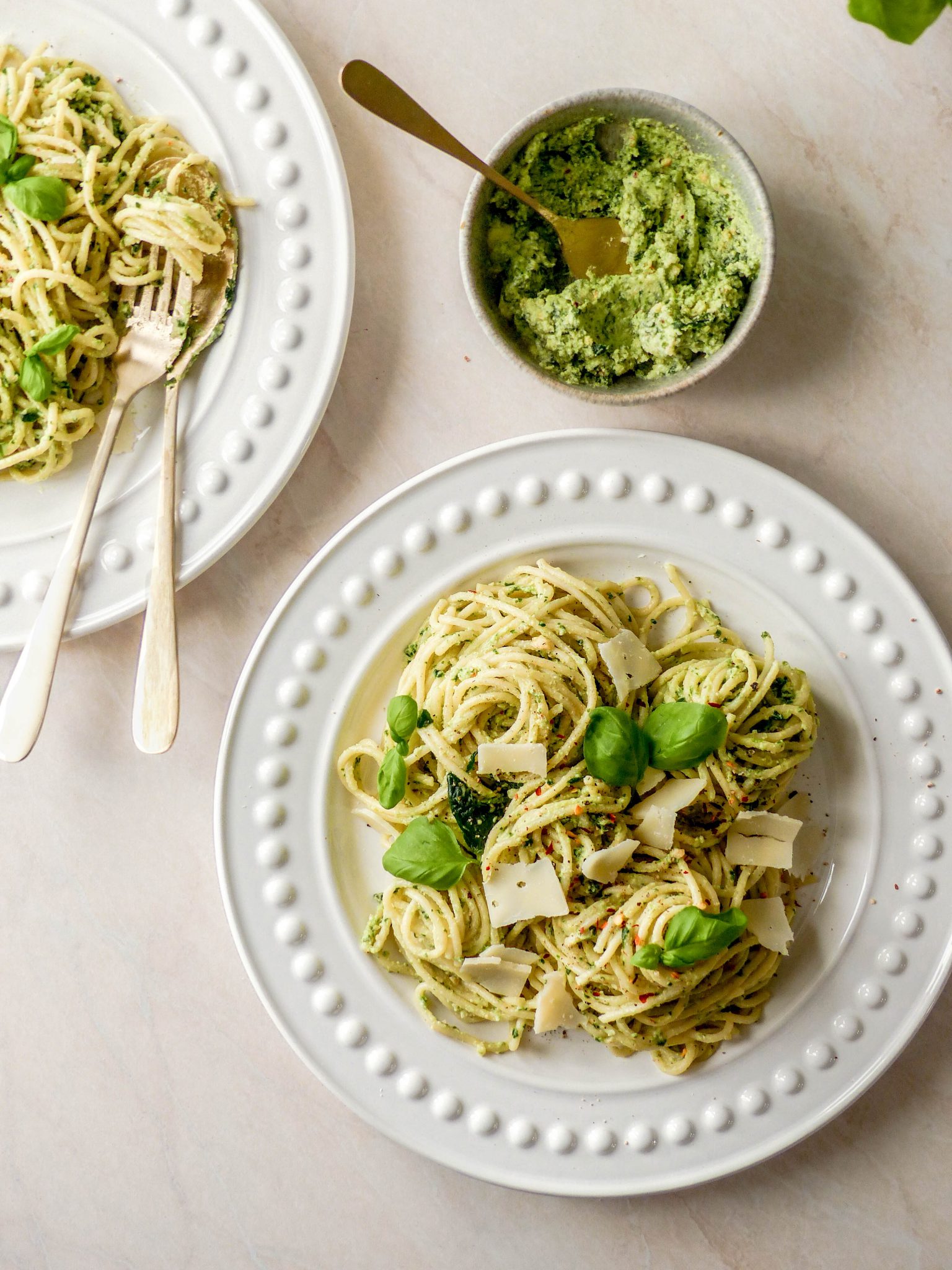 Einfache Basilikum-Pesto Spaghetti - Anna Lee EATS.
