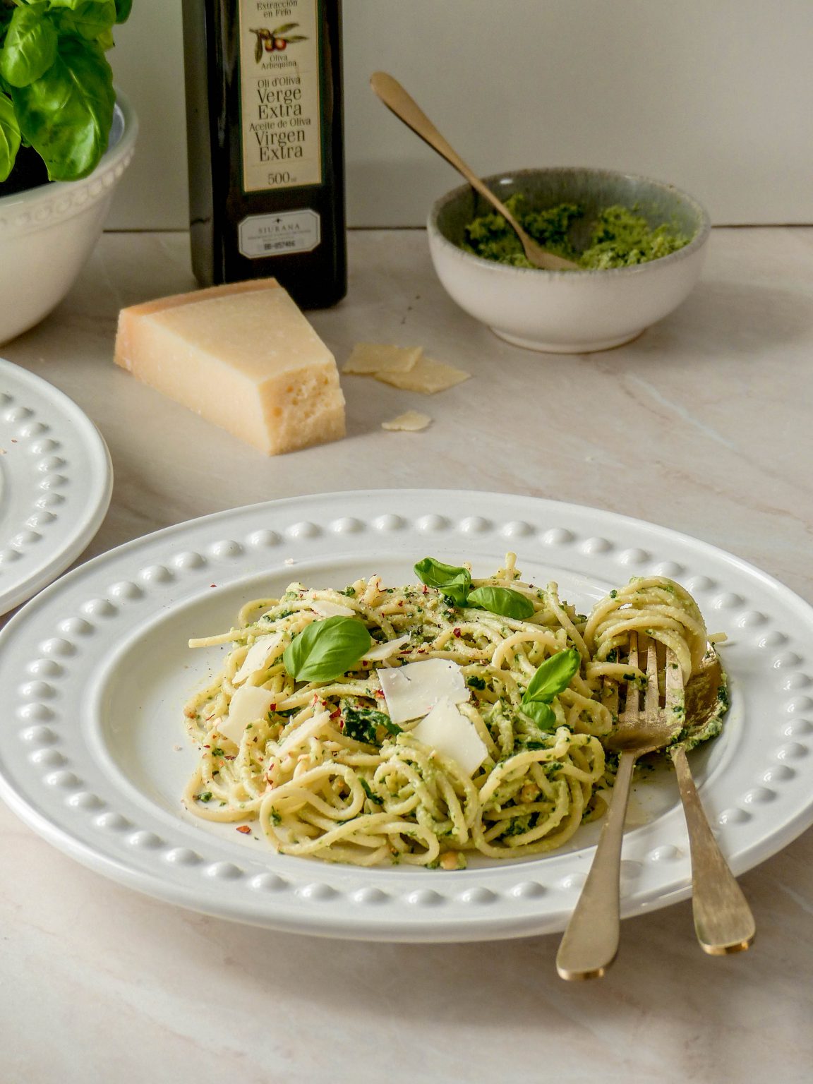 Einfache Basilikum-Pesto Spaghetti - Anna Lee EATS.