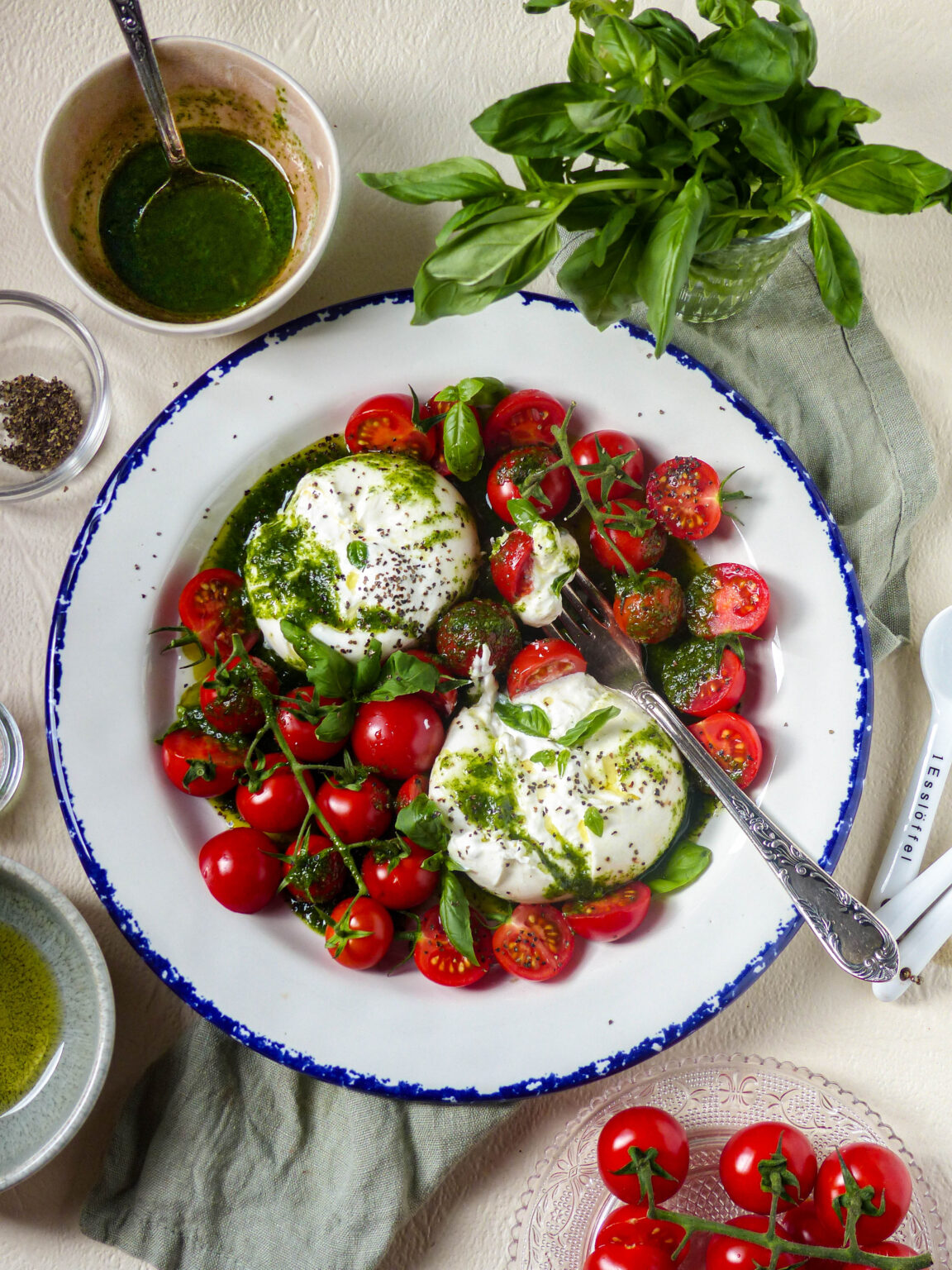 Burrata mit Tomaten und Basilikumöl - Anna Lee EATS.